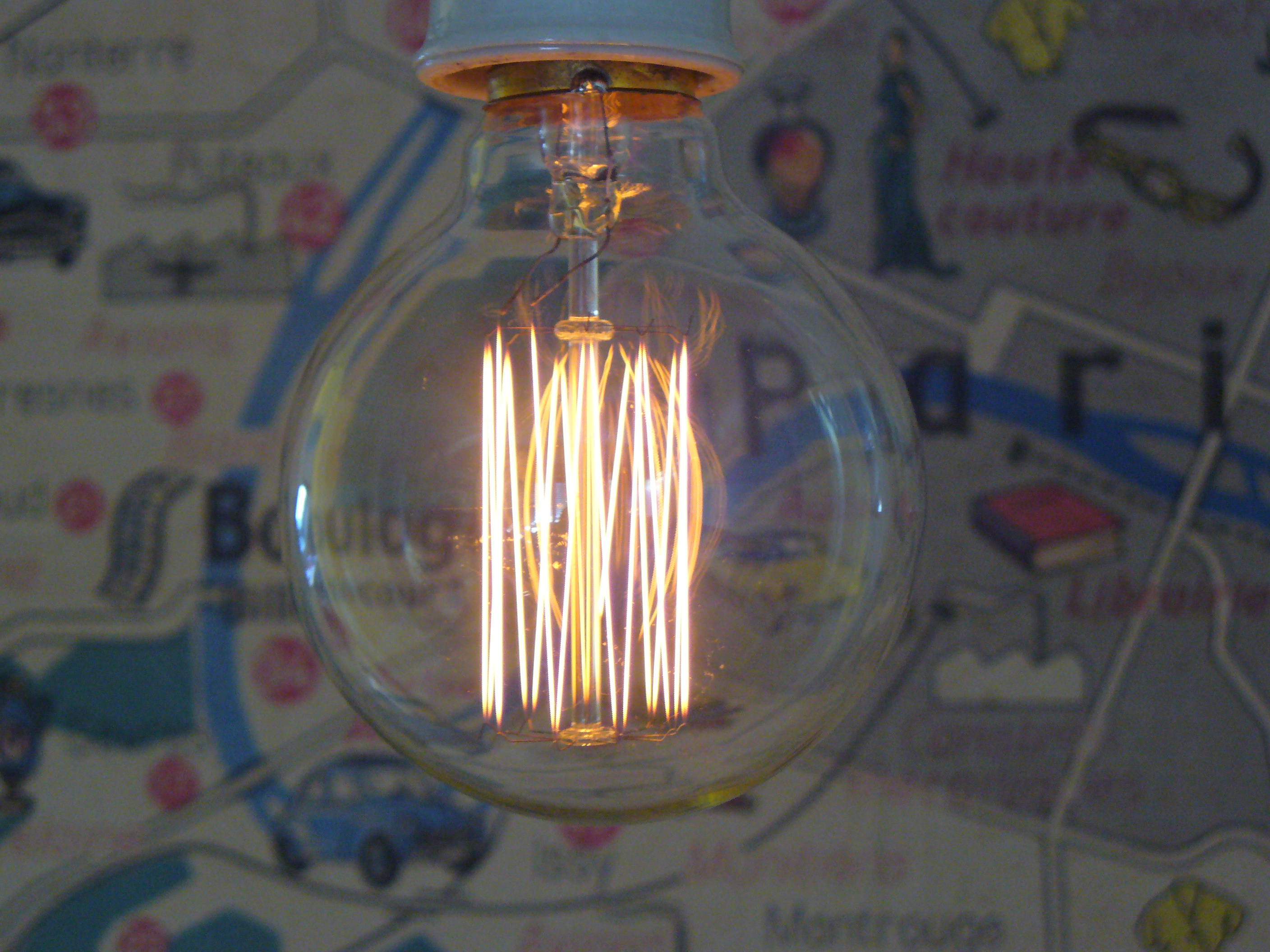 Ampoule décorative ronde a filament